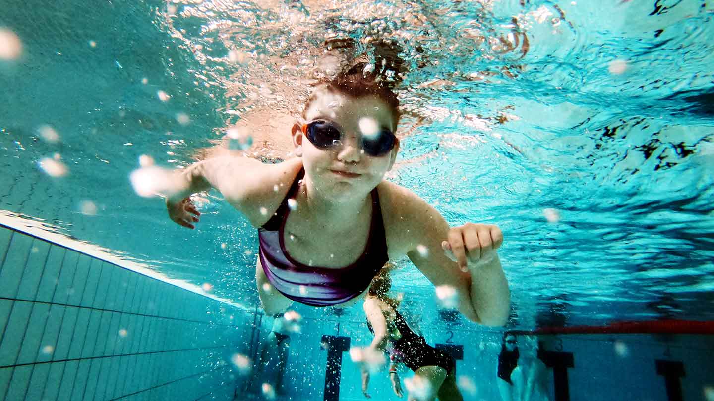 ”Att simma är det bästa jag vet!” | Barncancerfonden